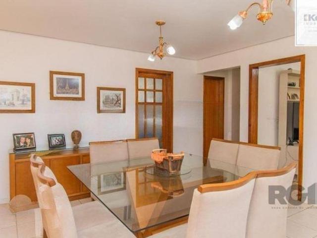 Casa de 4 dormitórios no bairro Cavalhada
