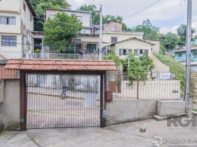 Casa de 4 dormitórios no bairro Glória