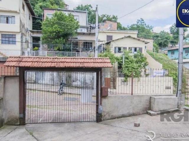 Casa de 4 dormitórios no bairro Glória