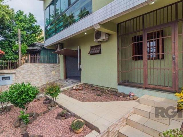 Casa de 4 dormitórios no bairro Sarandi