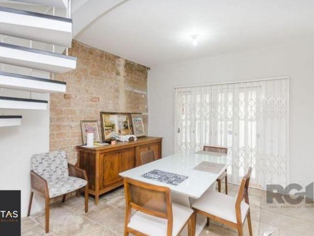 Casa de 4 dormitórios no bairro Três Figueiras