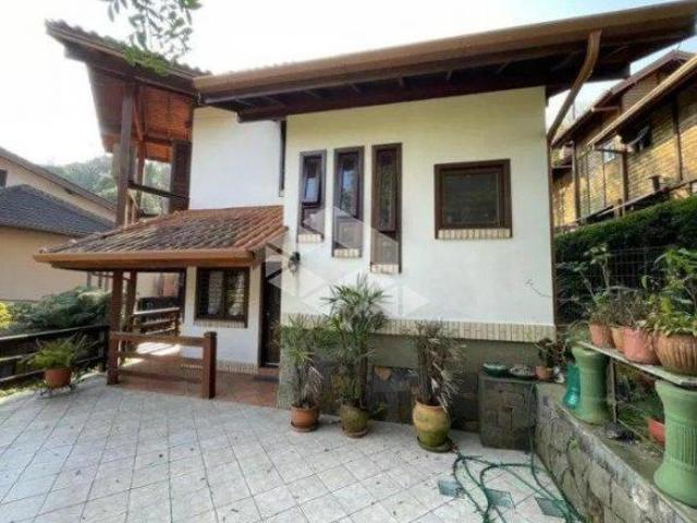 Casa de 4 dormitórios sendo 3 suítes