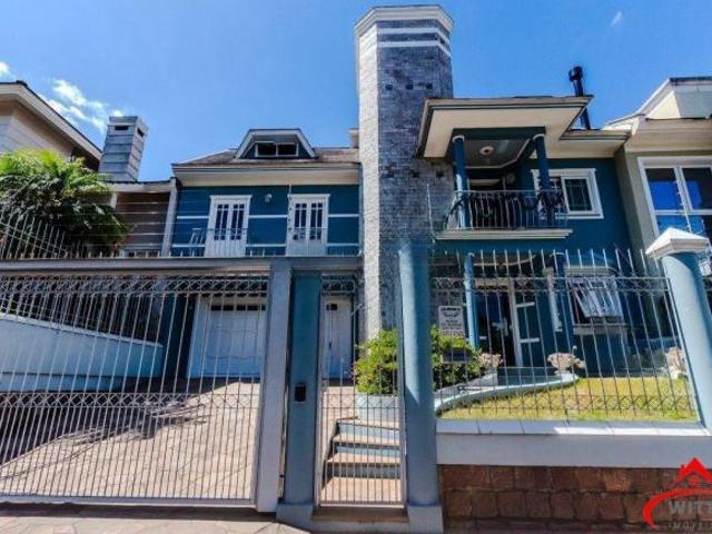 Casa de 4 dormitórios, sendo 1 suíte e 4 vagas de garagem em Canoas