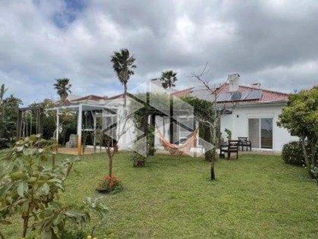 Casa de 4 dormitórios sendo 2 suítes mobiliado cam pátio amplo em Condomínio Fechado em Capão da Can