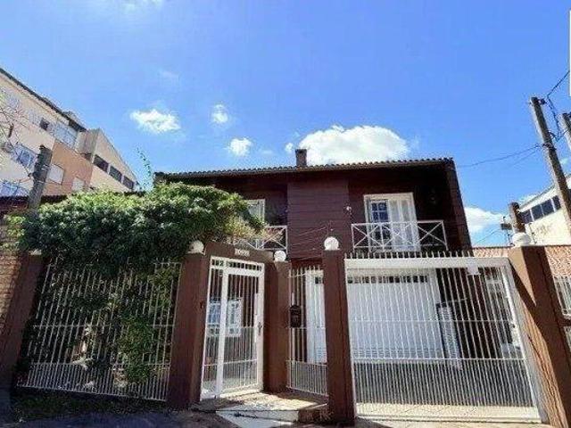 Casa de 4 dormitórios, uma suíte, pátio com piscina nos fundos e espaço para até