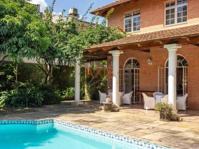 Casa de 4 Suítes à venda na Rua Ângelo Dallarmi | Santa Felicidade Curitiba