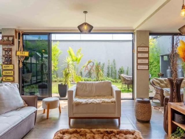 Casa de 4 Quartos à Venda na Rua Eduardo Couture | Jardim das Américas Curitiba