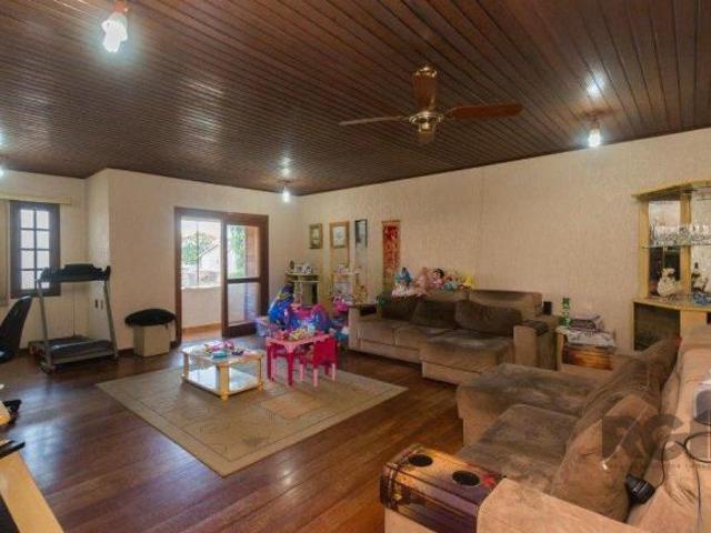 Casa de 4 quartos com 265m², no bairro Cavalhada
