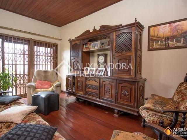 Casa de 4 quartos com 2 vagas à venda no bairro Partenon em Porto Alegre