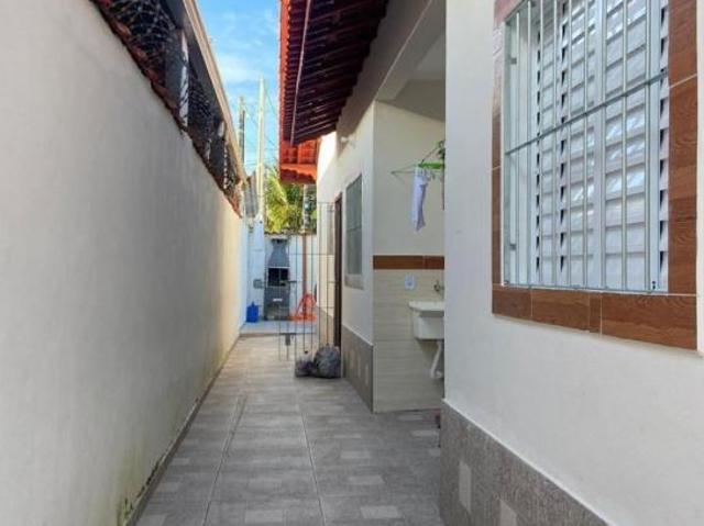 Casa de 55m2 com piscina com 2 quartos e 2 vagas em Mongaguá SP