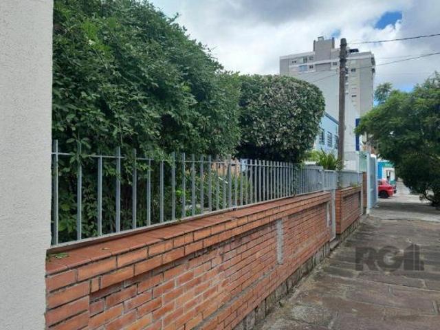 Casa de 5vquartos e 3 vagas de garagem no bairro Santana em Porto Alegre