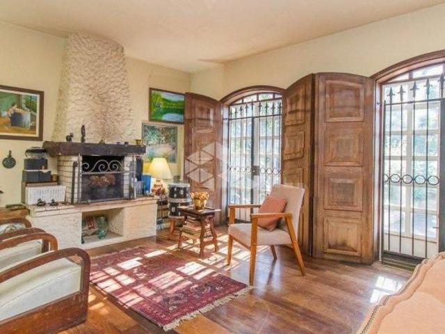 Casa de 5 dormitórios com 2 suítes e 2 vagas de garagem no bairro Boa Vista