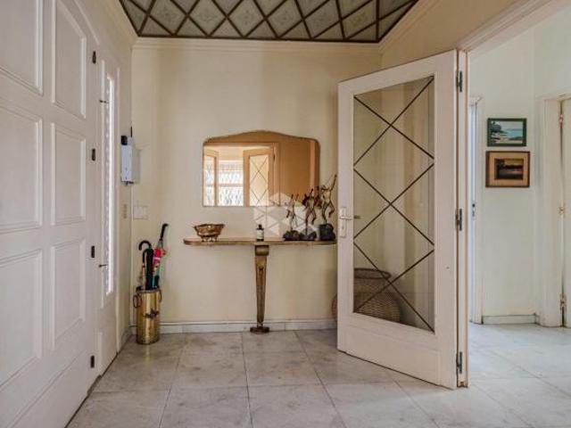 Casa de 5 dormitórios no bairro Petrópolis