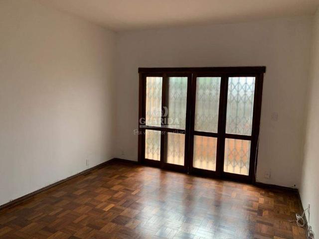 Casa de 5 dormitórios, sendo 1 suíte com banheira no bairro Jardim Itu Sabará. COD: 16346
