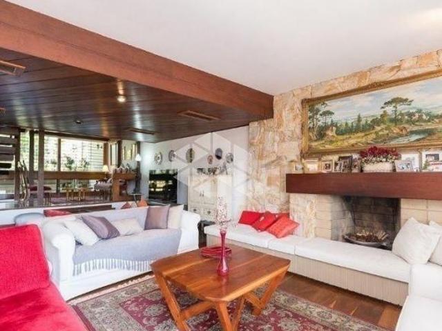 CASA DE 5 DORMITÓRIOS /SUÍTES E 4 VAGAS NO BAIRRO TRÊS FIGUEIRAS