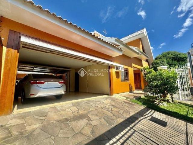 Casa de 5 quartos sendo 2 suítes master á venda em Canoas