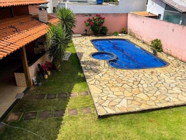 CASA DE 6 QUARTOS NO RESIDENCIAL PINHEIROS ARNIQUEIRAS