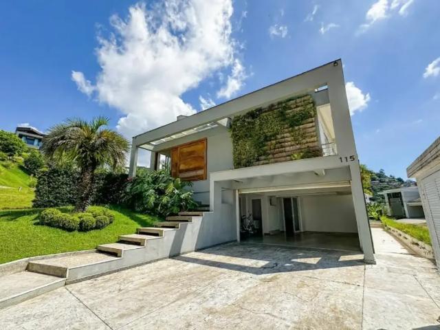 Casa Decorada 4 Suítes com Piscina no Condomínio Horizontal Praia Brava