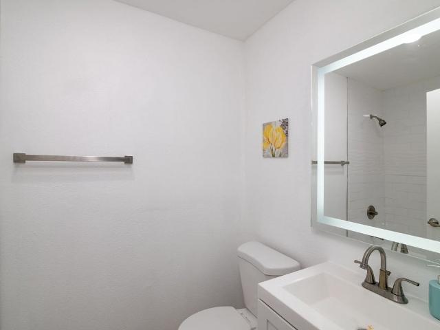 Casa Del Parque Luxury Apartments 1 Bedroom Apartment for Rent at 1736 W Randol Mill Rd, Arlington, TX 76012