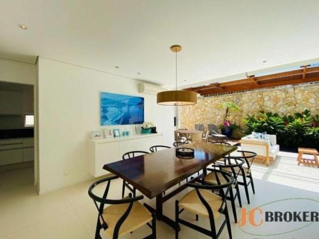 Casa dentro de condomínio na Praia de Juquehy, pé na areia com 330m² 4 suítes, 3 vagas