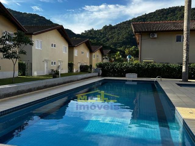 Casa dentro de condomínio super seguro com portaria 24 horas e escritura