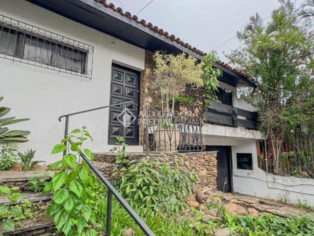 CASA DESOCUPADA EM RUA TRANQUILA