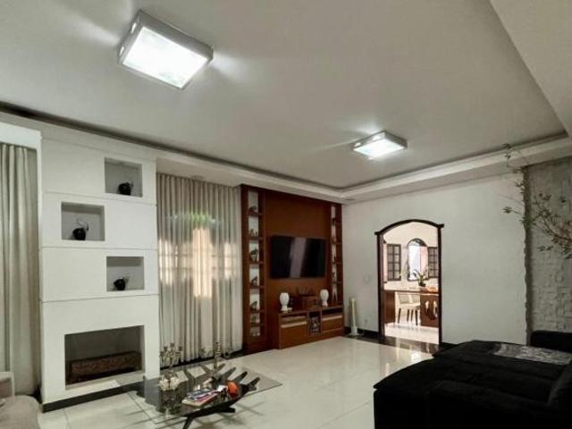 Casa Deslumbrante 4 Quartos no Jardim Casa Branca, Betim MG, Pronta para Morar