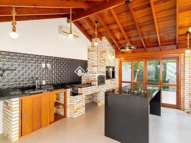 Casa diferenciada de 4 quartos com ótimo padrão construtivo