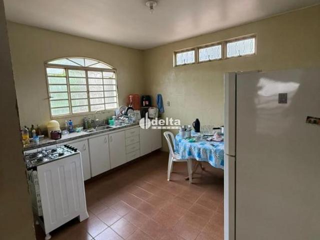 Casa disponível com 3 quarto sendo 1 suíte para venda no bairro Bom Jesus em Uberlândia MG
