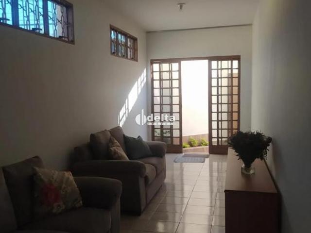 Casa disponível com 3 quartos sendo 1 suíte, para venda no bairro Chácaras Tubalina e Quartel em Ube