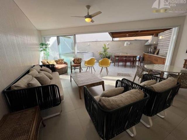 Casa disponível para venda, a 300m da praia de Juquehy!