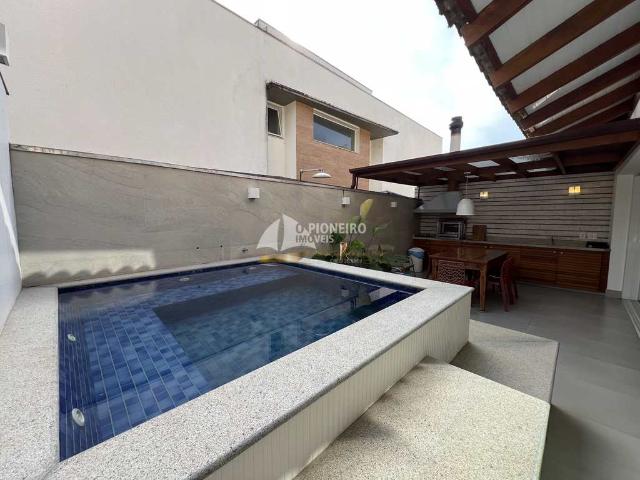 Casa disponível para venda, a 300m da praia de Juquehy!