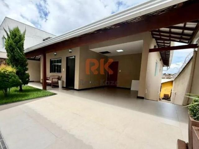 Casa disponível para venda. Área construída 275m² | Terreno 360m² | 3 quartos | suíte com closet | 3