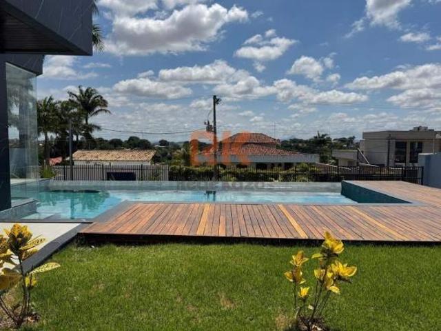 Casa disponível para venda. Área construída 440m² | Terreno 1.000m² | 4 quartos | 2 suítes | 10 vaga