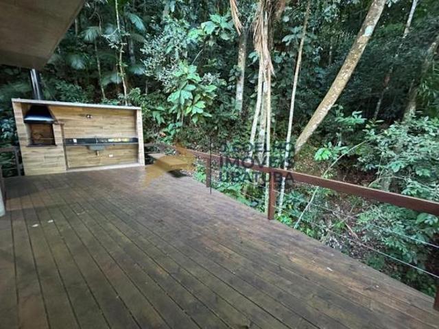 Casa disponível para venda localizada na praia do prumirim, à 100 metros do mar com uma linda vista