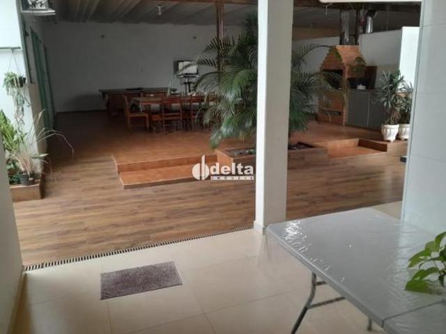 Casa com 3 quartos sendo 1 suíte, disponível para venda no bairro Brasil em Uberlândia MG