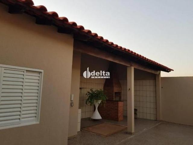 Casa com 4 quartos sendo 1 suíte, disponível para venda no bairro Santa Mônica em Uberlândia MG