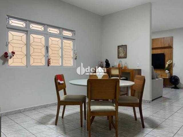 Casa disponível para venda no bairro Santa Mônica em Uberlândia MG