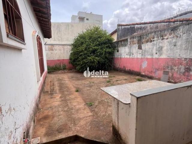 Casa disponível para venda no bairro Santa Mônica em Uberlândia MG