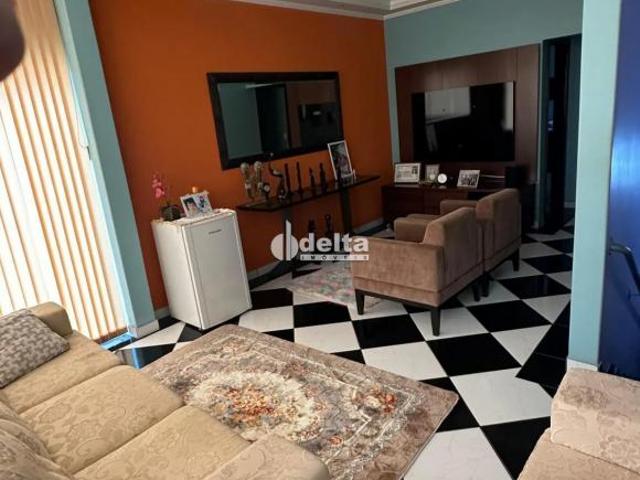 Casa disponível para venda no bairro Segismundo Pereira em Uberlândia MG