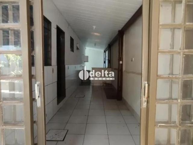 Casa residencial com 3 quartos sendo 1 suíte, disponível para venda no bairro Tibery em Uberlândia M