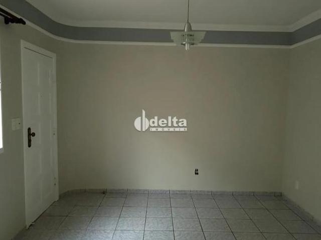 Casa disponível para locação e venda no bairro Custódio Pereira em Uberlândia MG