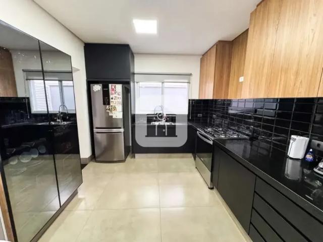 Casa disponível para locação em condomínio fechado mobiliada