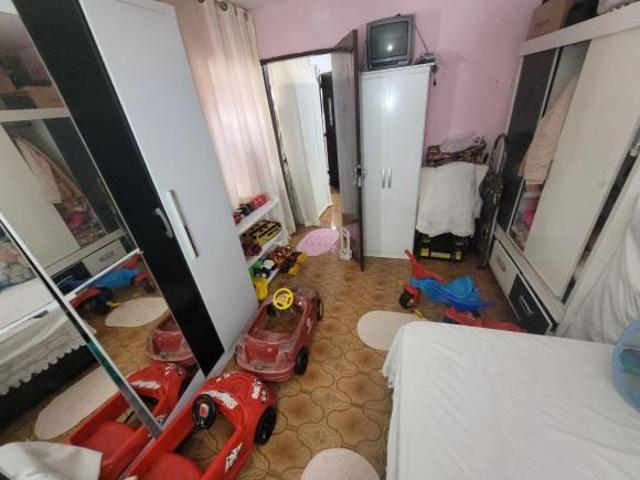 Casa dividida em 3 residências com 310m² de terreno e 205m² de área construída