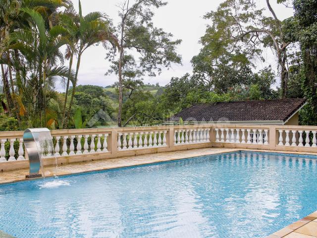 Casa do lago com piscina em Salesópolis
