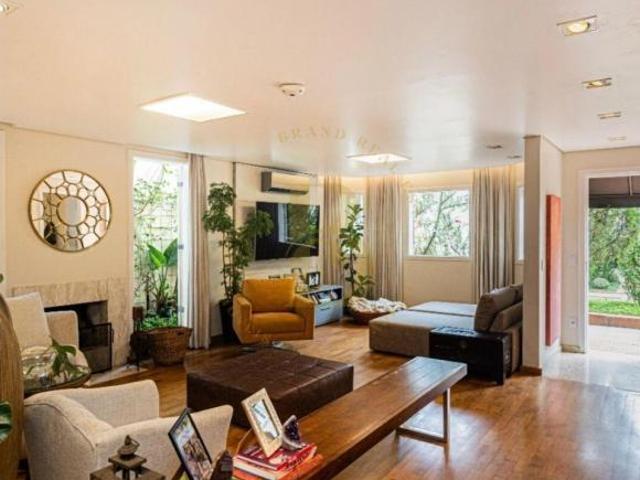 Casa dos Sonhos: 4 Suítes, Piscina e Espaço Gourmet em Meio ao Verde