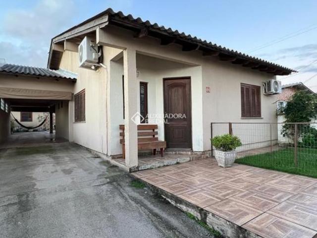 Casa excelente com 3 dormitórios e piscina à venda no bairro Santa Rita em Guaíba