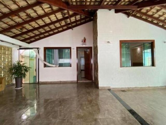 Casa Excelente com 3 Quartos, Lazer Completo, Toda no Porcelanato, Dentro de Condomínio, Ótima Local