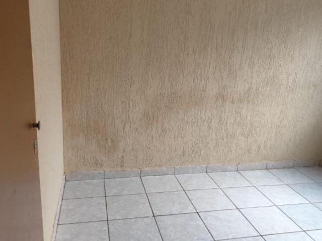 CASA EXCELENTE COM BARRACO DE FUNDO DES0CUPADA