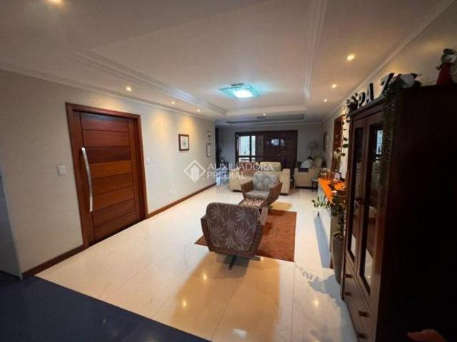 Casa Exclusiva 350m² de Conforto e Sofisticação
